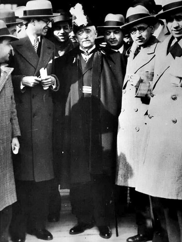 El leonés Luis Aznar otorga honores al almirante Juan Bautista Aznar ...